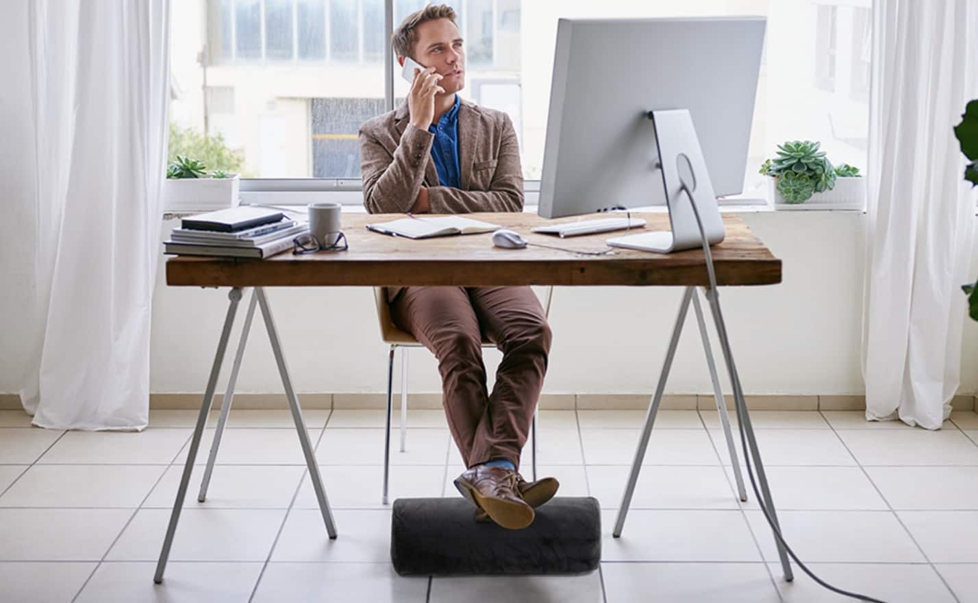 AMERIERGO Under Desk Footrest Review - Pain Free Working