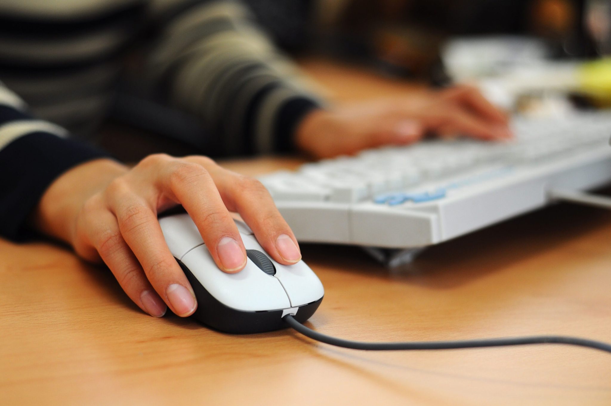 How to Position a Keyboard and Mouse on a Standing Desk - Pain Free Working
