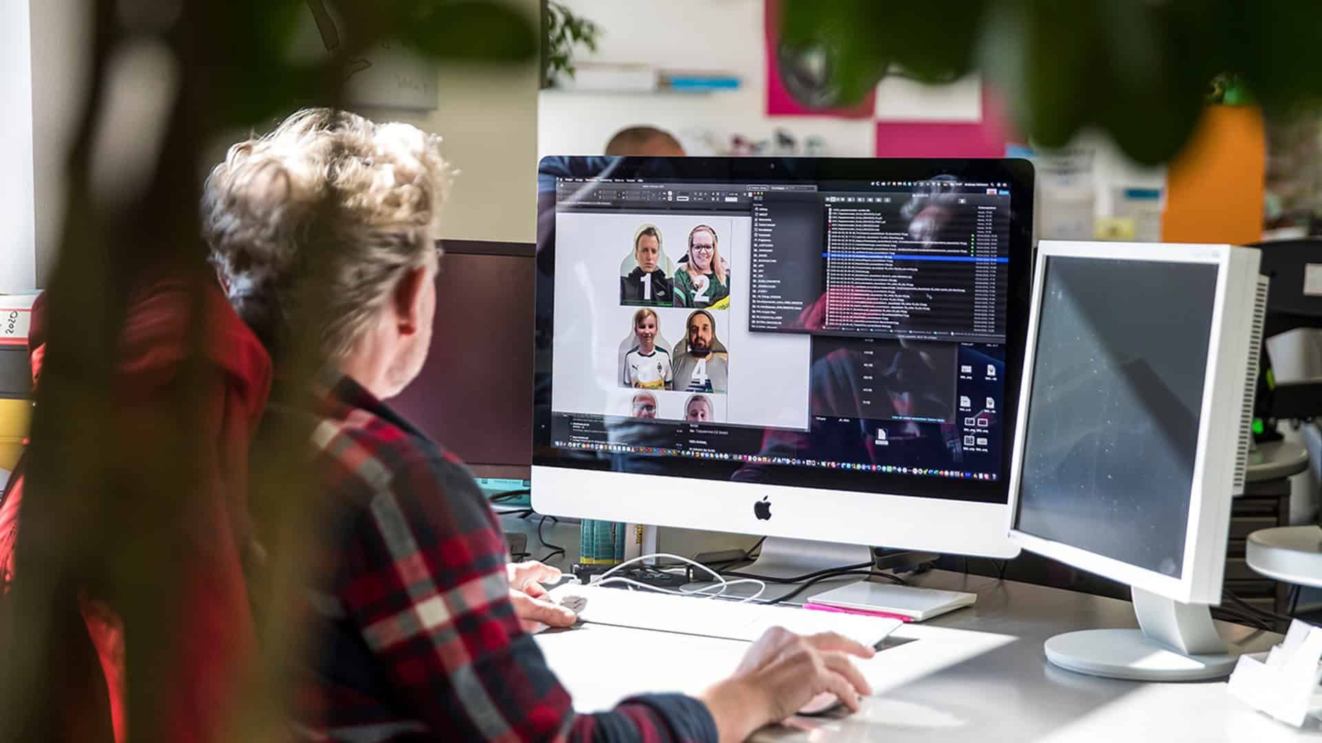8 Tips for Monitor Positioning for Graphic Designers - Pain Free Working