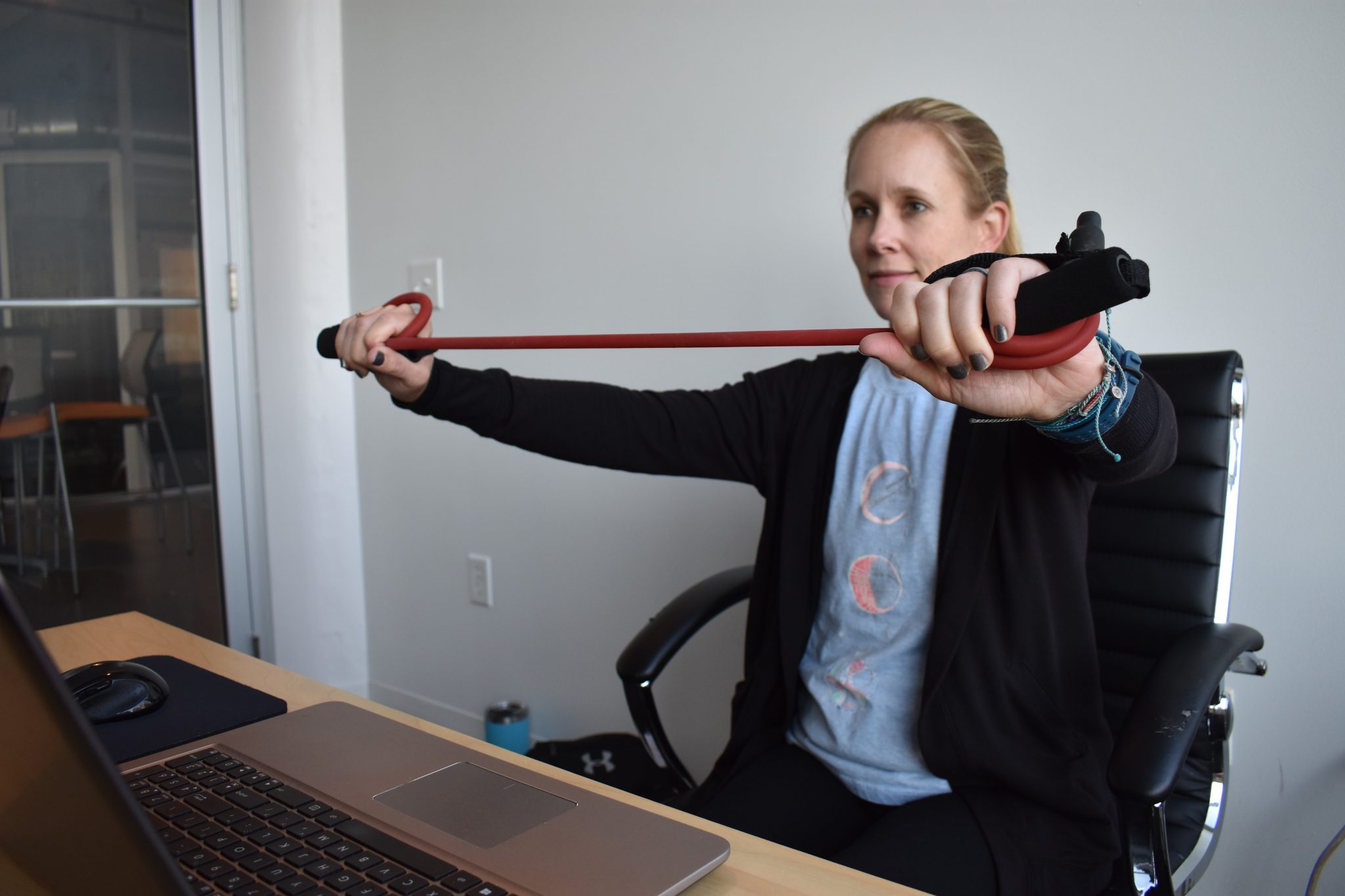14 Resistance Band Workout for Abs to Do at Work - Pain Free Working