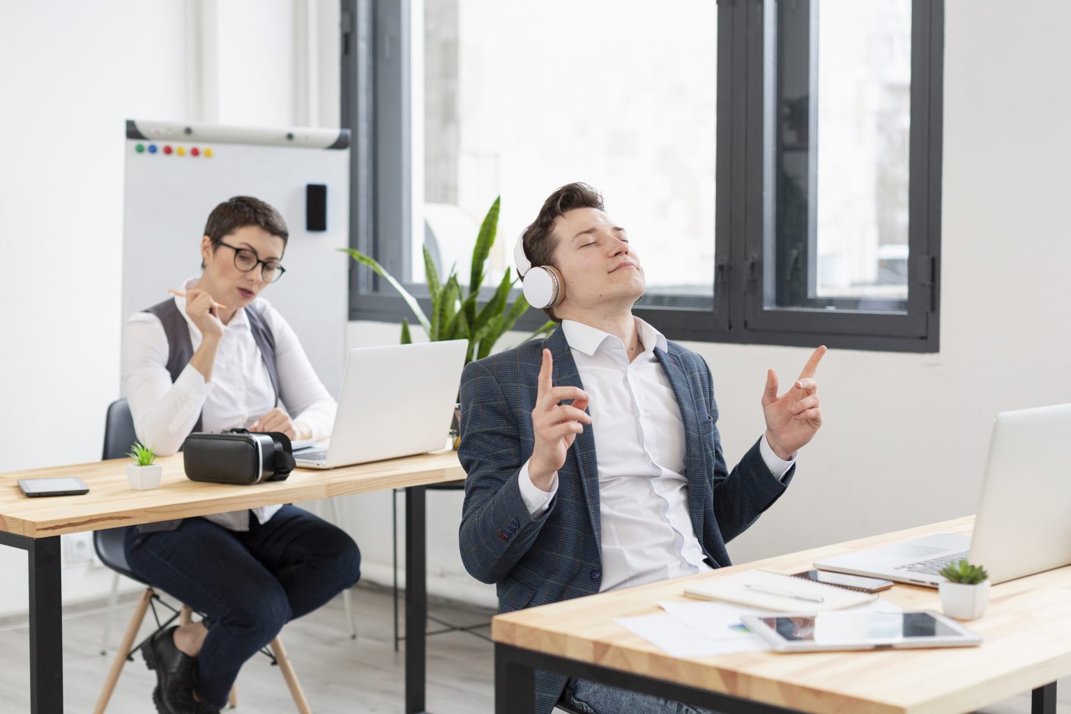 6 Noise-Canceling Solutions for Offices - Pain Free Working